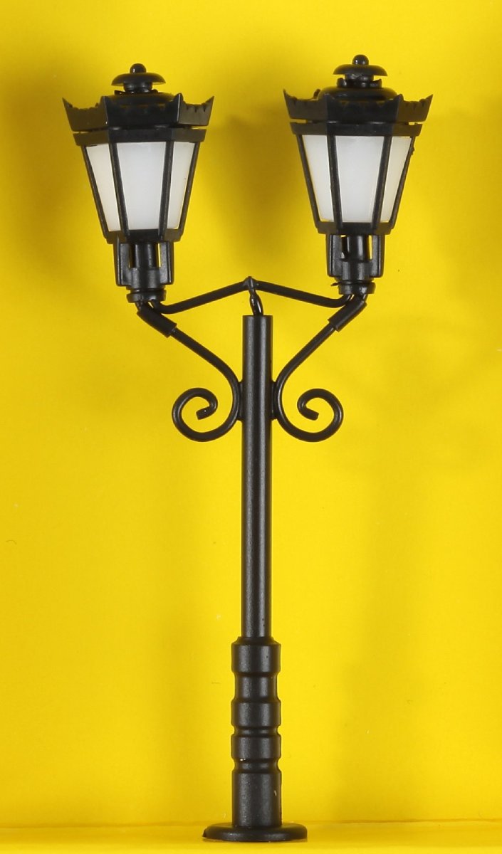 Viessmann 6073 H0 Parklaterne zweiflammig, schwarz, mit Glühlampe, 16,00